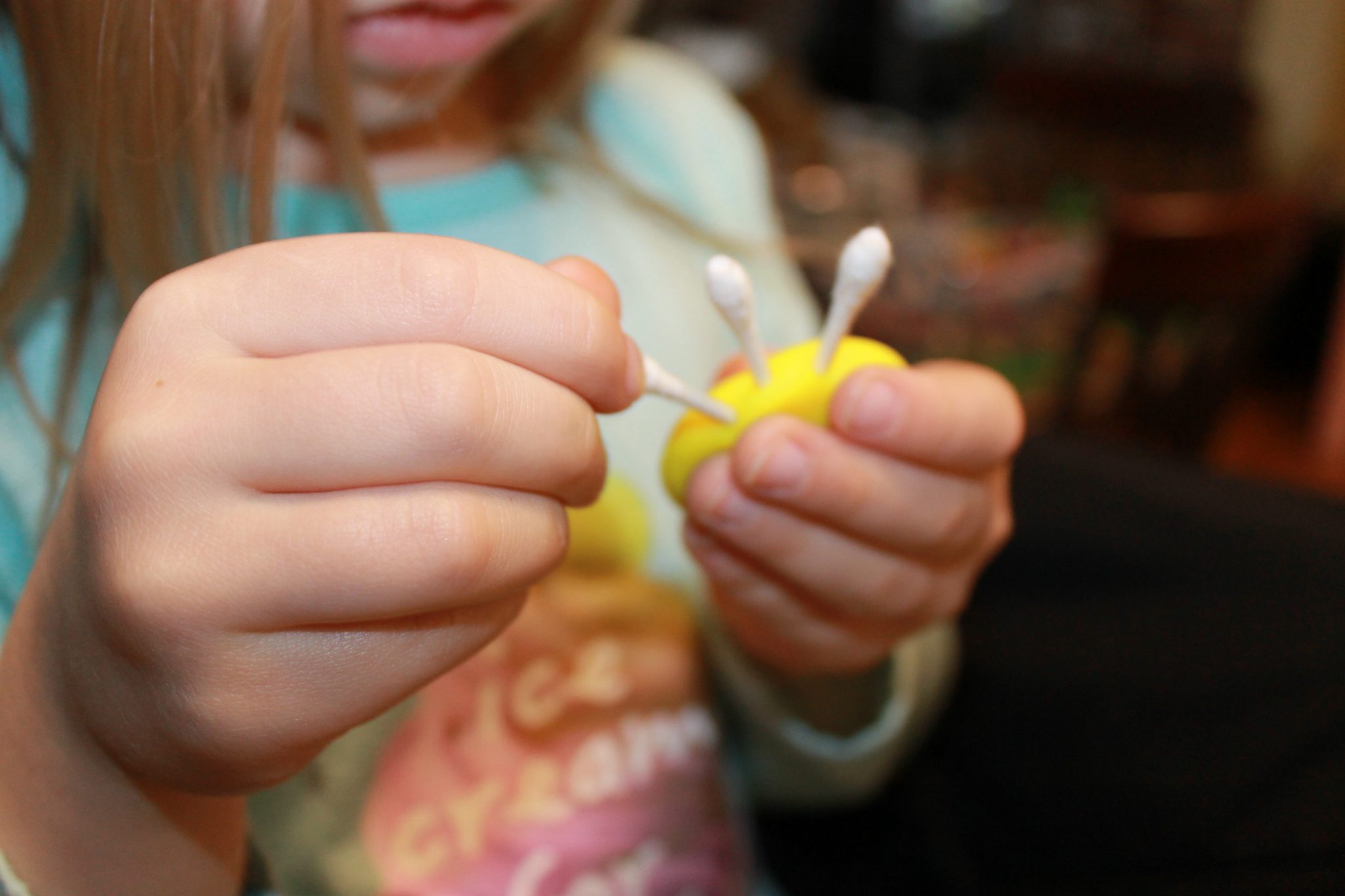 Q-Tip Daisy Craft – The Pinterested Parent